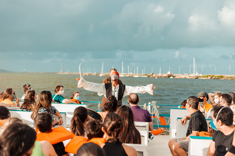 Catamaran Tours, em Pernambuco, apresenta passeios espetáculos durante ...
